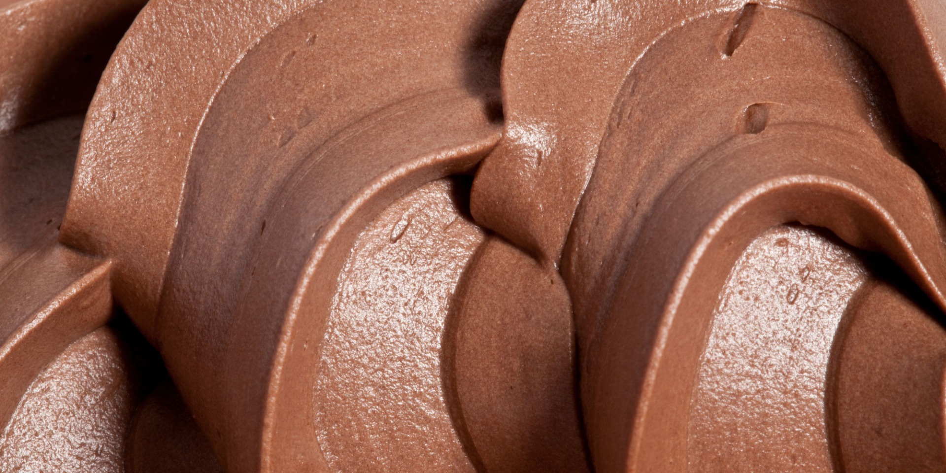 Mocha Mousse, farba roka 2025 na vašej pleti a nechtoch.